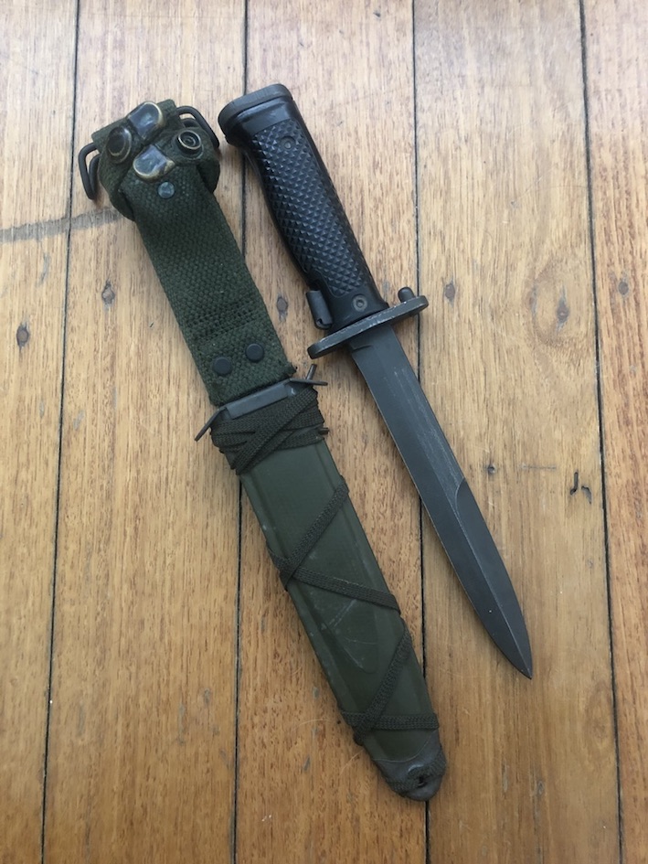 US BAYONET: US Army Original M5 A1 Bayonet in original Plastic Scabbard