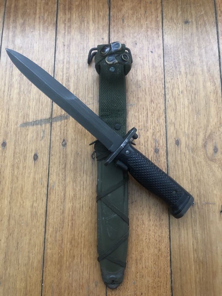 US BAYONET: US Army Original M5 A1 Bayonet in original Plastic Scabbard